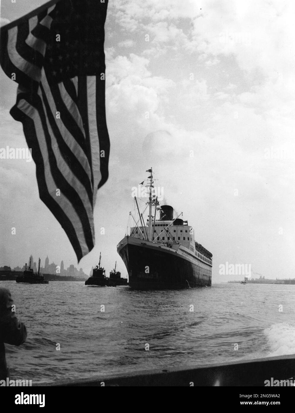The Hamburg-Atlantic Line's SS Hanseatic steams past skyline of lower ...