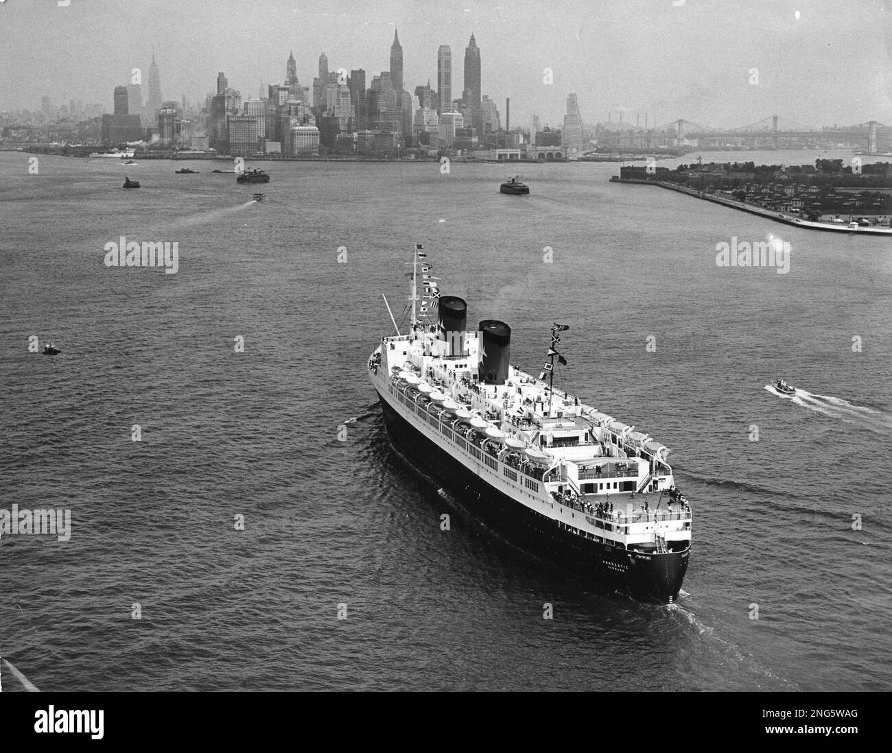 The Hamburg-Atlantic Line's SS Hanseatic steams past skyline of lower ...