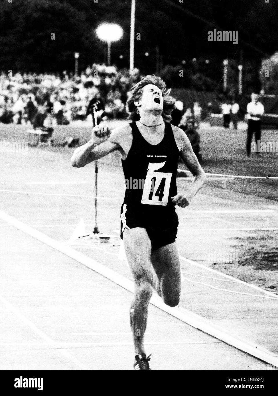 New Zealand athlete John Walker breaks the tape to set a new world ...