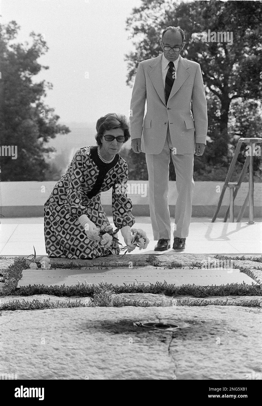 Janet Lee Auchincloss, mother of Jacqueline Kennedy Onassis, places ...