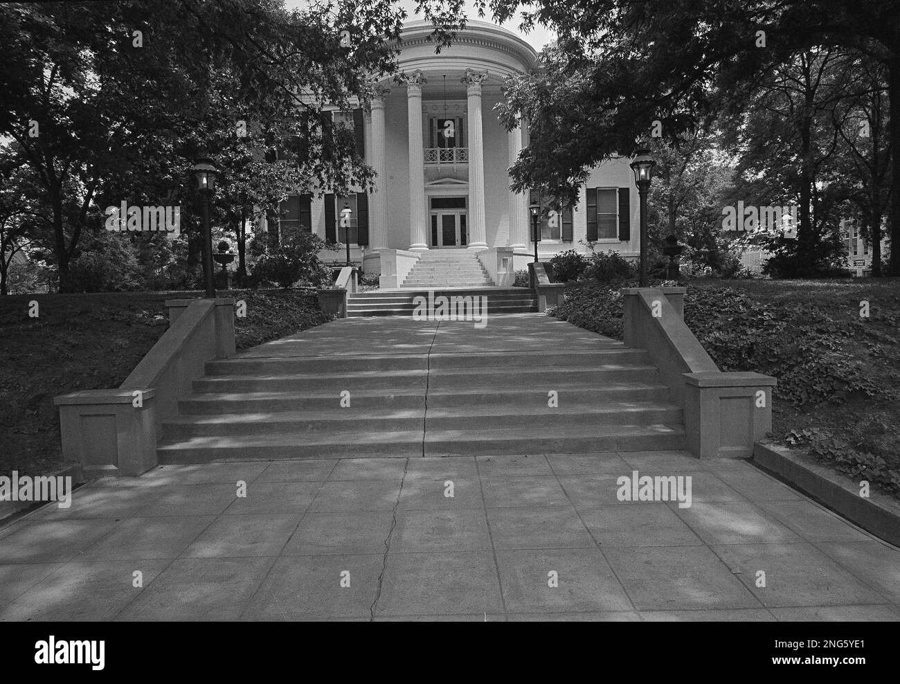 The entrance to the Jackson, Miss., Governor's Mansion on Capitol ...