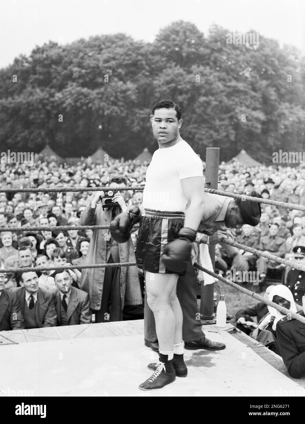 American World Heavyweight Champion Joe Louis leaves his corner to meet ...