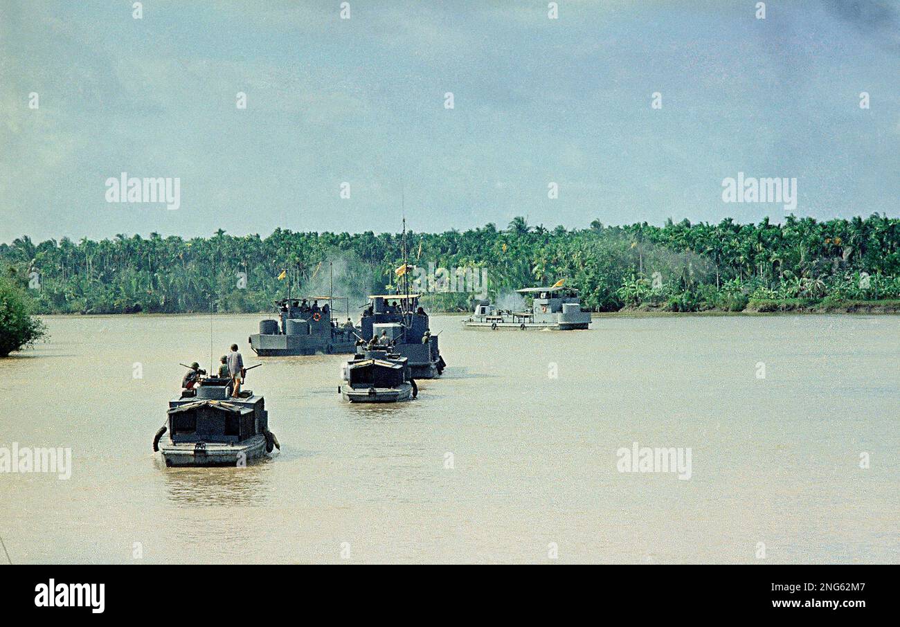 Vietnamese Navy boats liaded with vietnamese army infantrymen swing ...