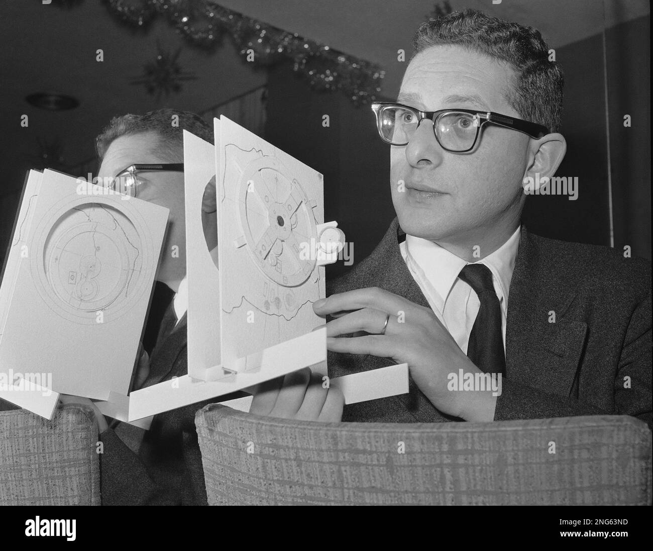 Dr. Derek J. Price of Cambridge, England, displays in Washington ...
