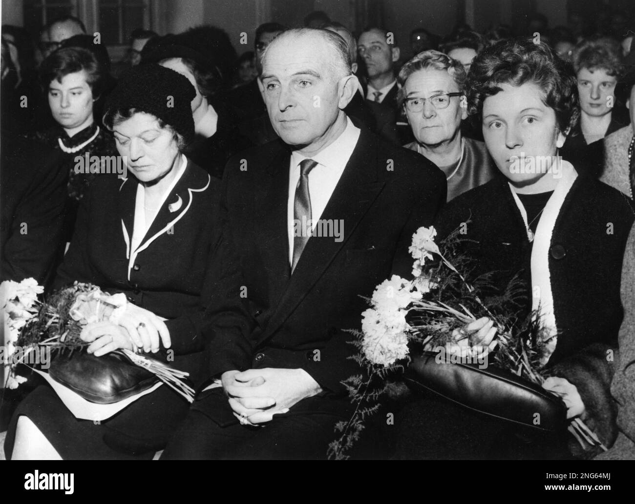 Prof. Bernhard Klemens Maria Grzimek, center, is flanked by his wife ...