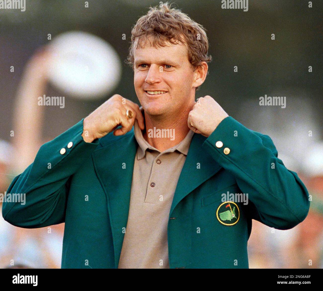 Sandy Lyle puts on his "Green Jacket" at the Augusta National Golf Club ...