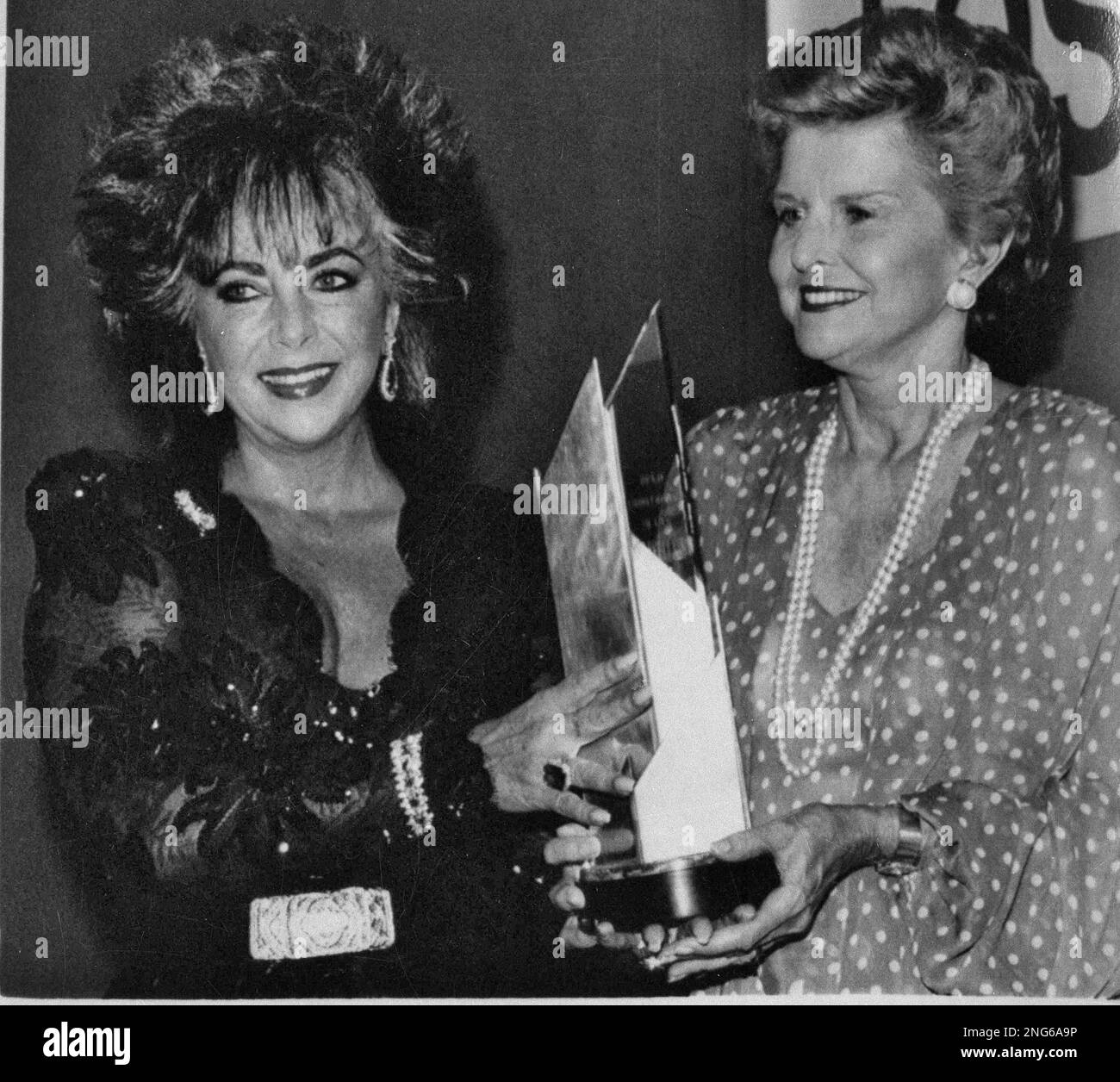 Actress Elizabeth Taylor presents the "Commitment to Life ," award to ...