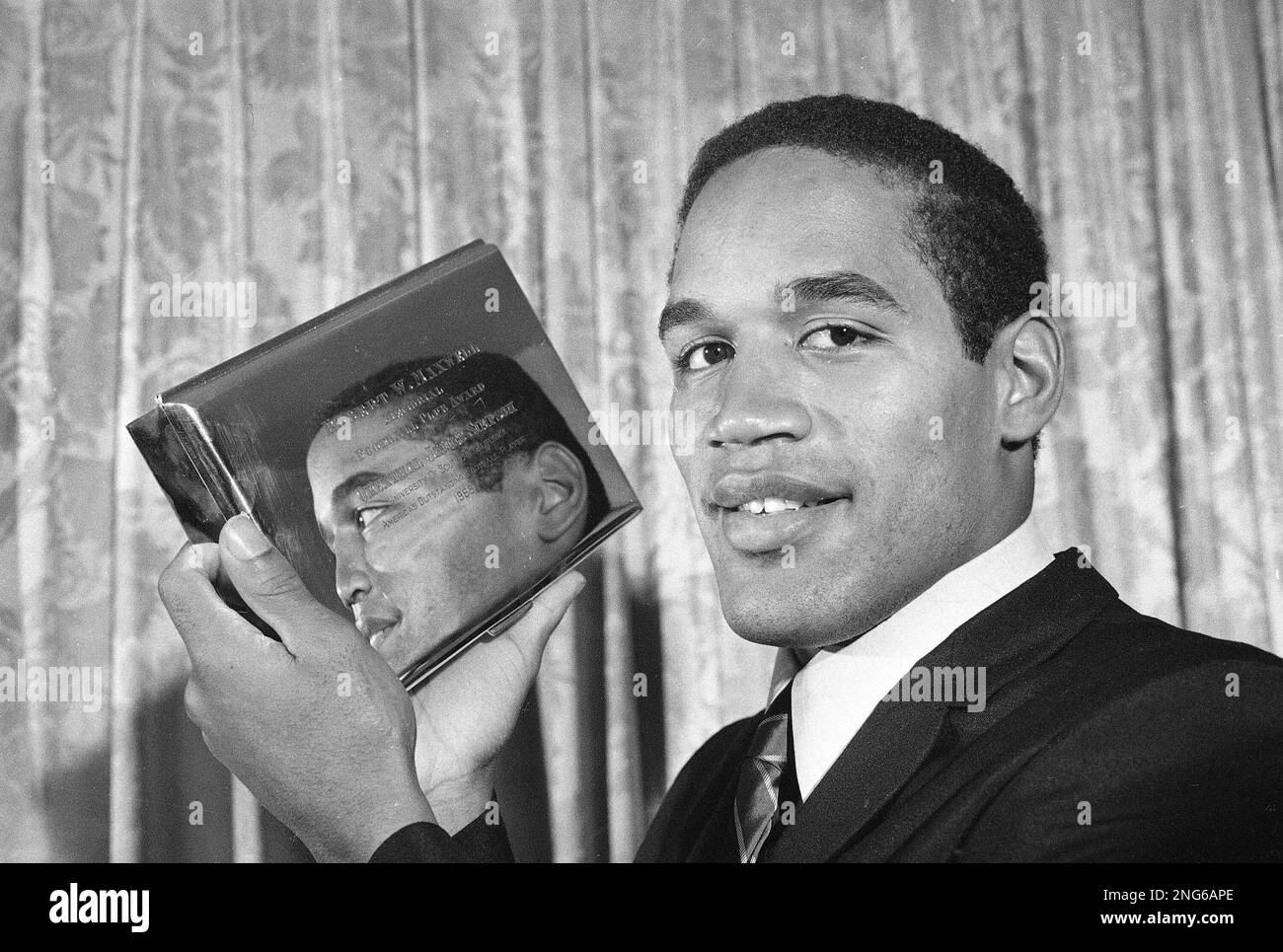 Southern California's O.J. Simpson displays an engraved silver case ...