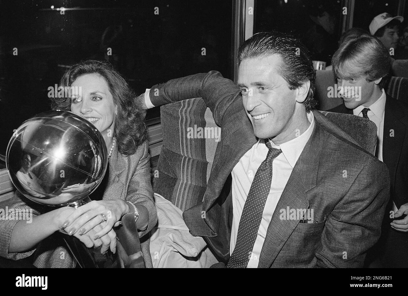 Los Angeles coach Pat Riley and his wife Chris Riley , holding the ...