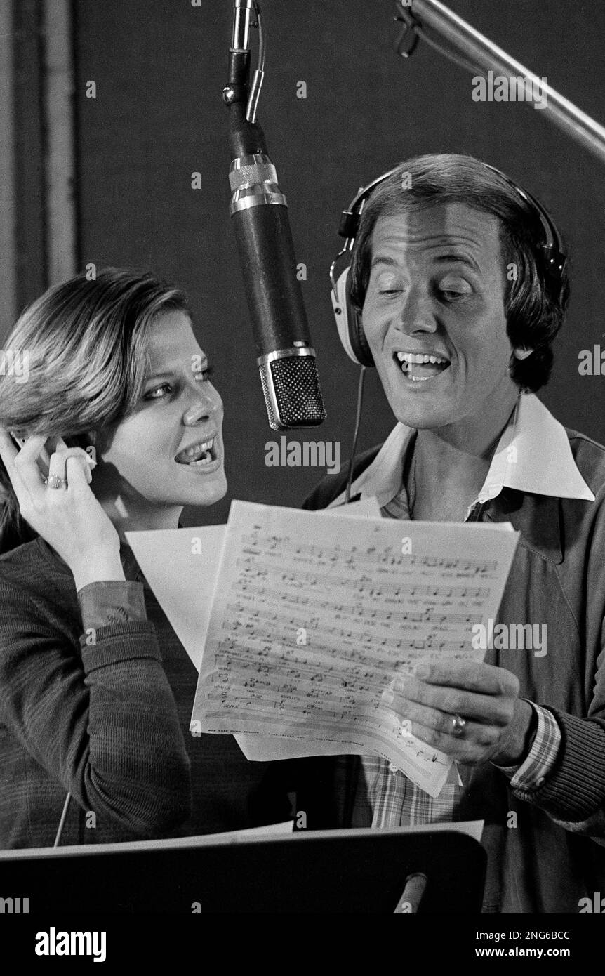 Singer Pat Boone and his daughter Debbie Boone (21) record a single ...