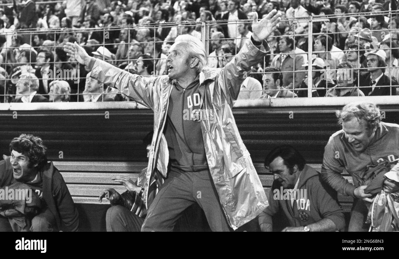 ** ARCHIV ** Der Trainer der DDR-Fussball-Nationalmannschaft, Georg ...