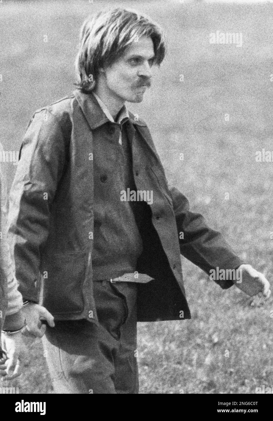 ** ARCHIV ** Der RAF-Terrorist Christian Klar wird von einem ...