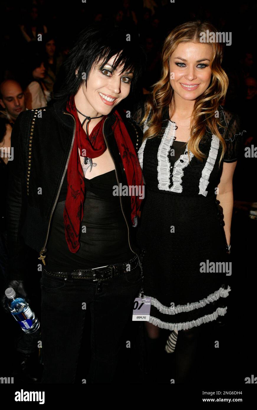 Joan Jett, left, and Carmen Electra pose for photographers before the ...