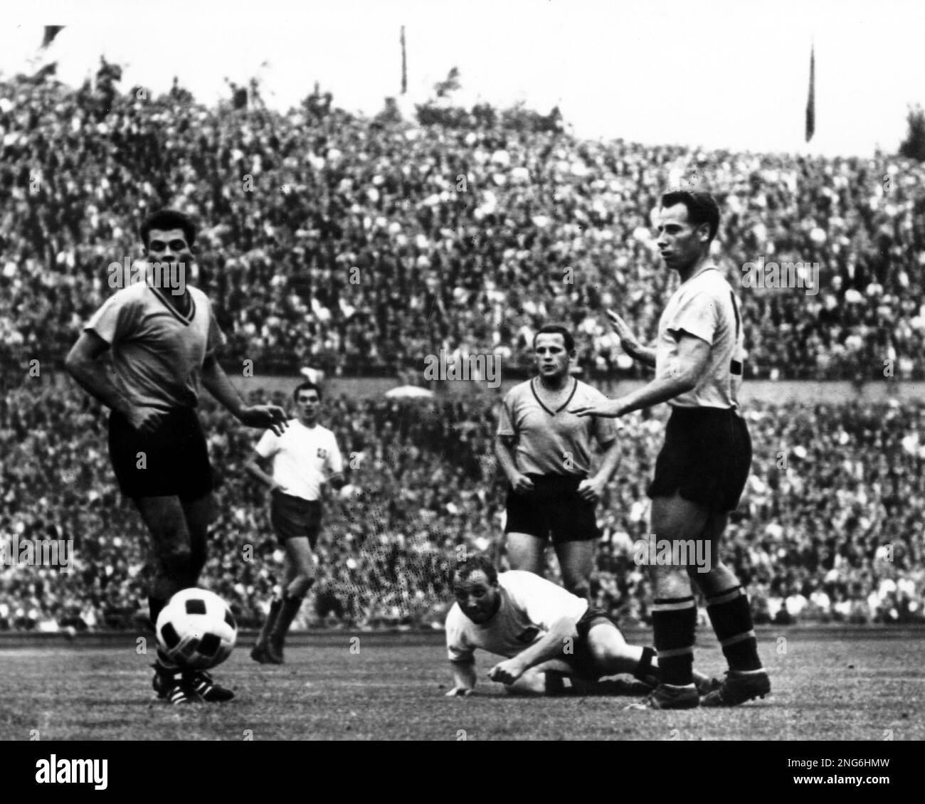 Hamburg's SV Uwe Seeler is on the ground watching the flight of the ...