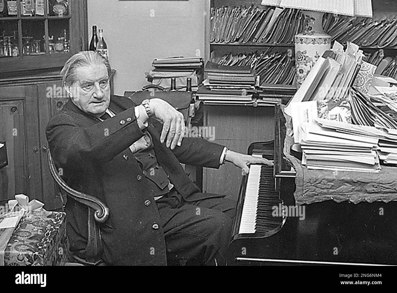 Ernst "Putzi" Hanfstaengl shows how he played for Adolf Hitler during ...