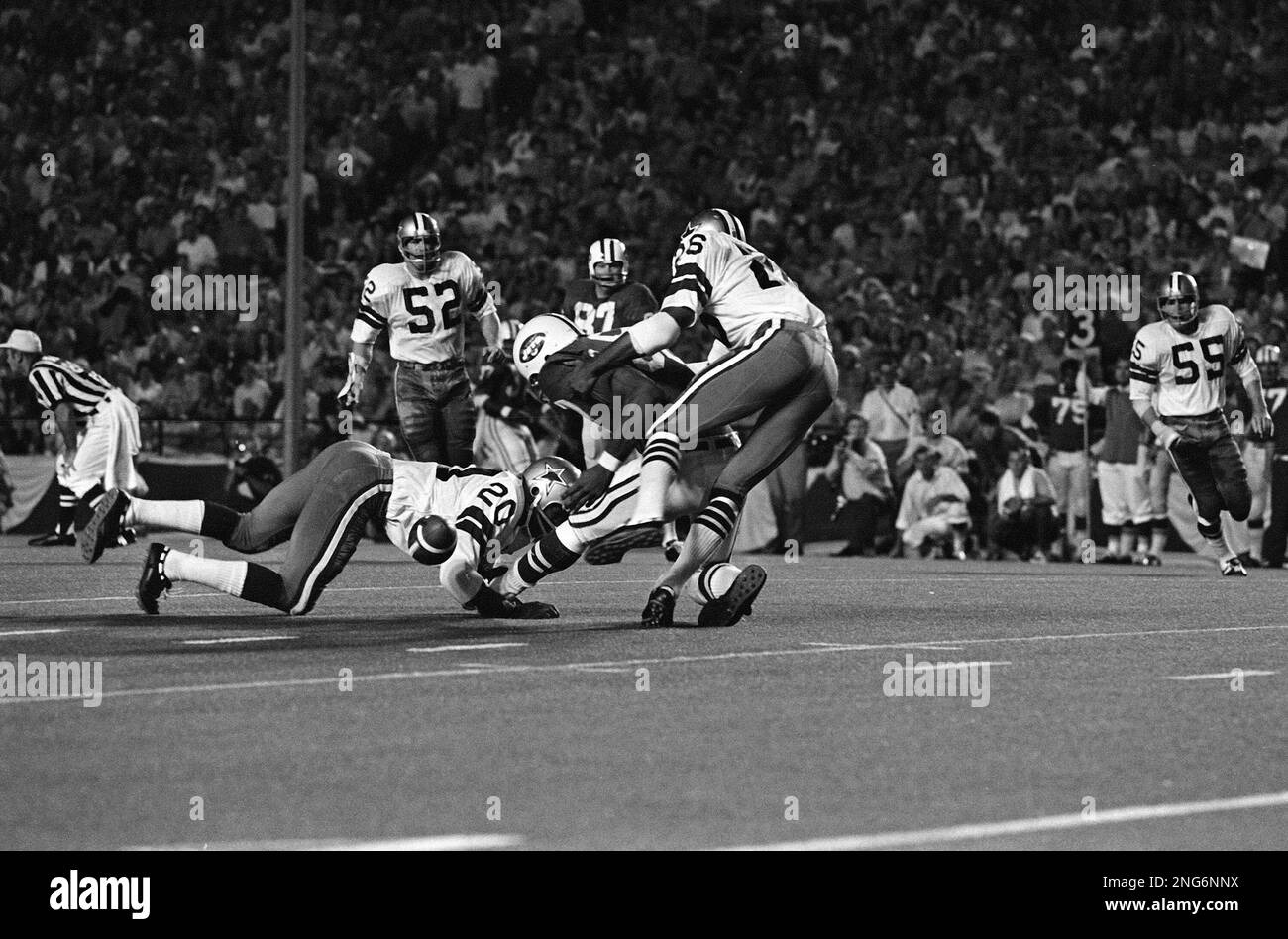Mel Renfro (20) Dallas Cowboys cornerback, rakes the ball from New York ...