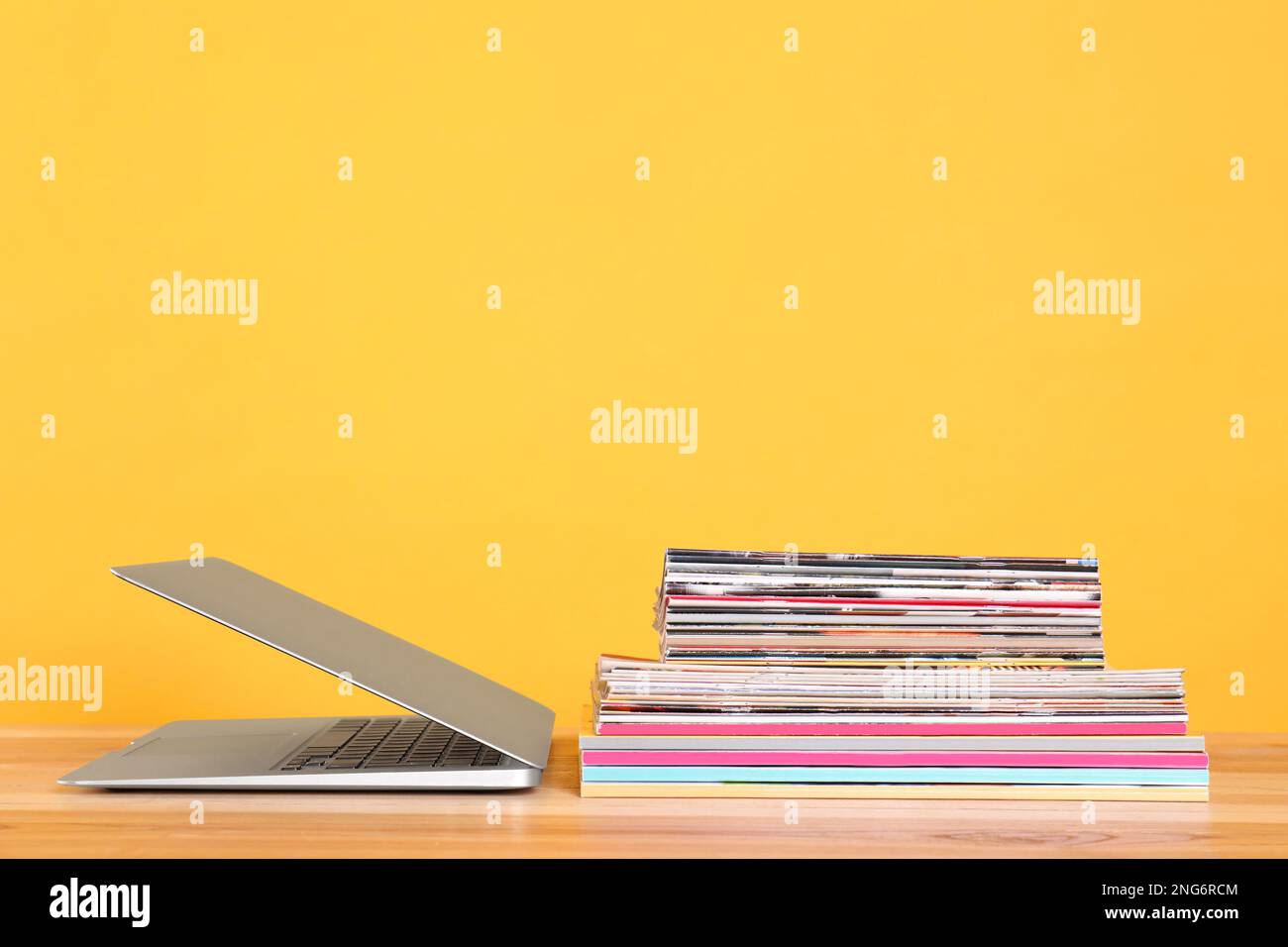 Online magazines hi-res stock photography and images - Alamy