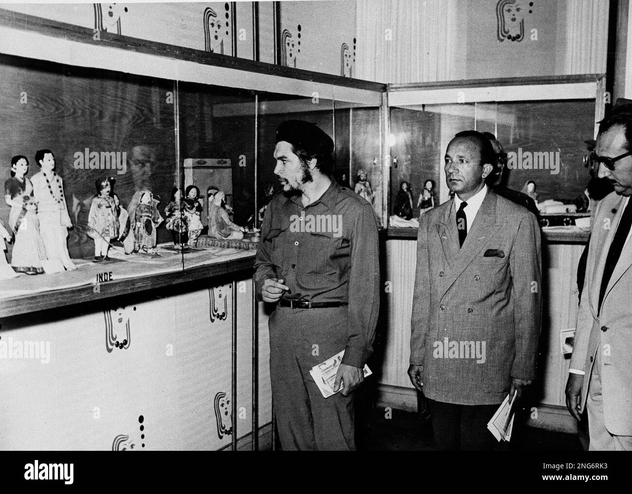 Commander Ernesto "Che" Guevara, Cuban President Fidel Castro's right ...