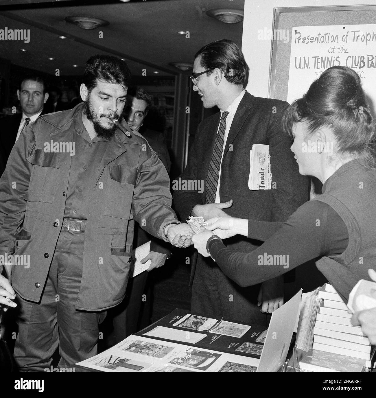 Cuba's Economic Minister Ernesto "Che" Guevara gets change in U.S ...