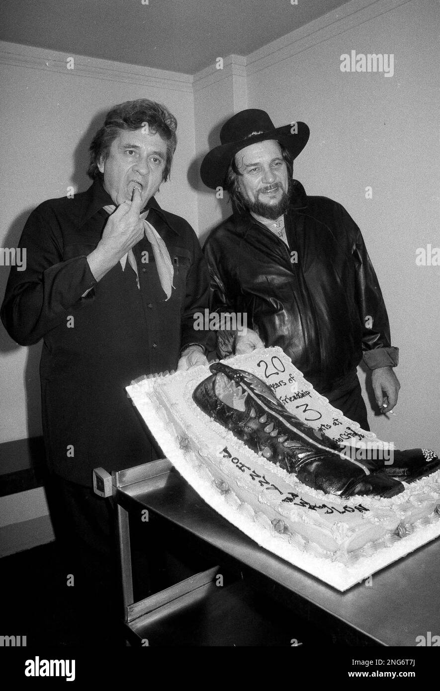 Country music legends Johnny Cash, left, and Waylon Jennings show off ...