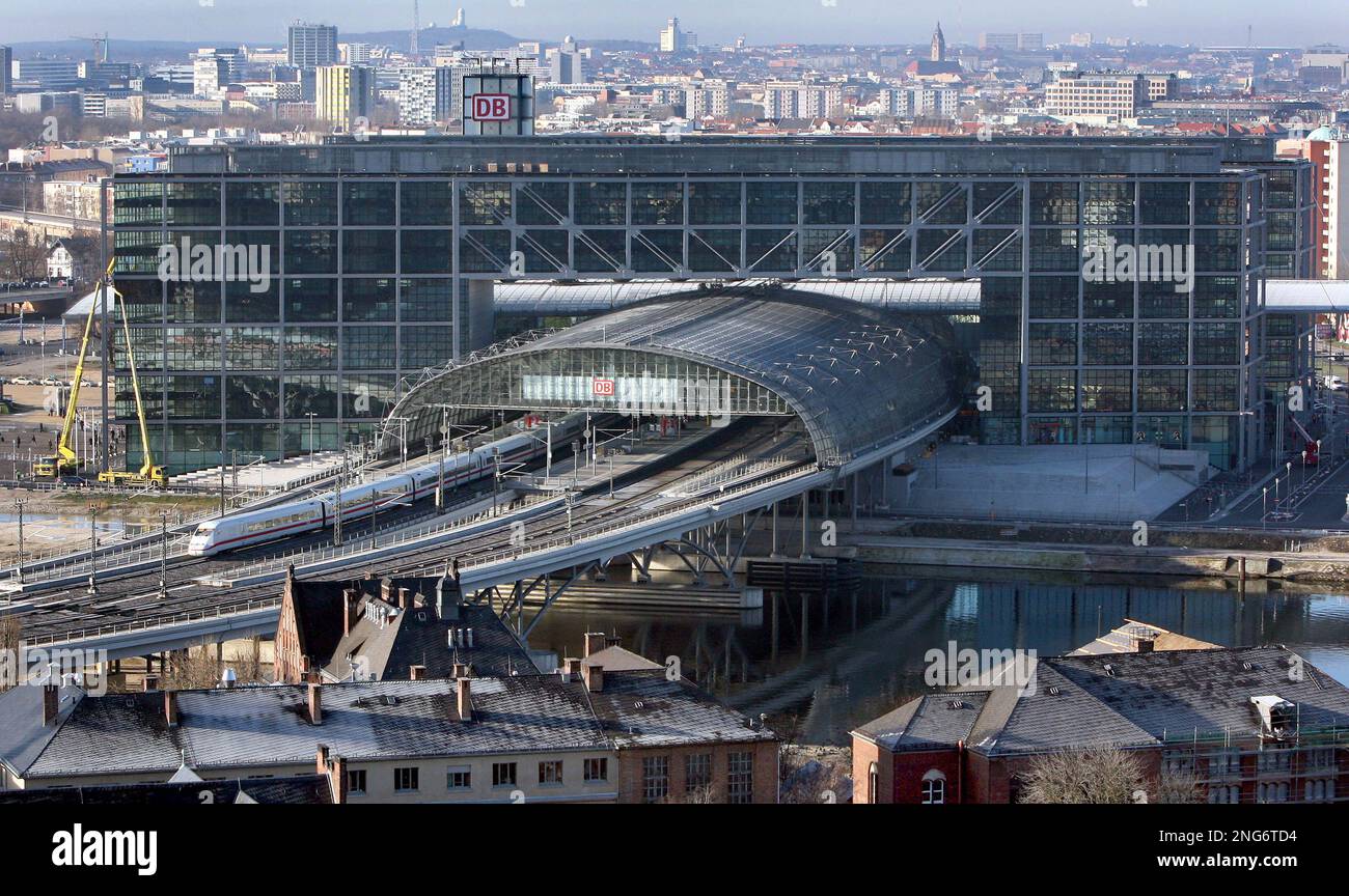 **ARCHIV** Ein ICE Zug faehrt am Dienstag, 23. Jan. 2007 in Berlin aus ...