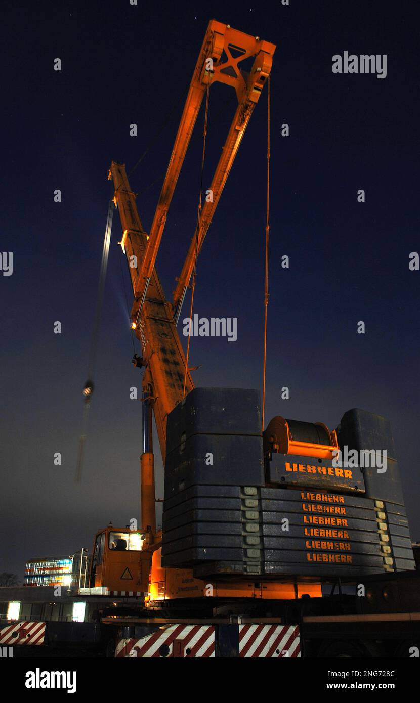 Ein Schwerlastkran steht am Donnerstag, 11. Januar 2007, bereit das ...