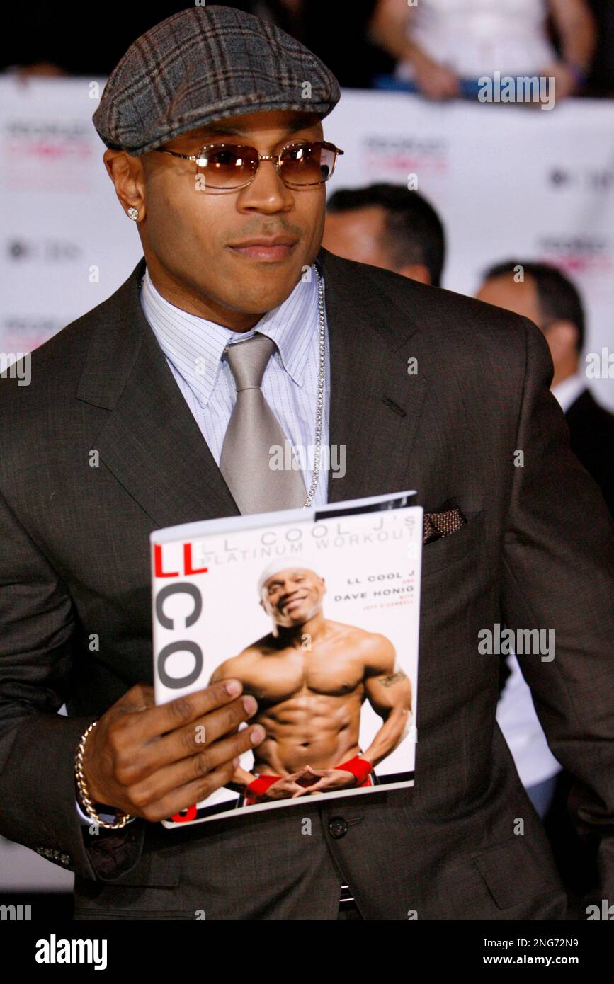 LL Cool J arrives at the 33rd Annual People's Choice Awards on Tuesday ...