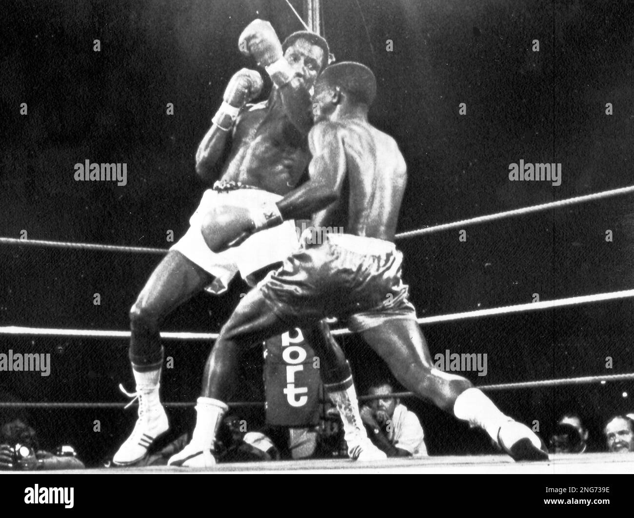 Colombia's Antonio "Kid" Pambele" Cervantes, facing camera, throws a ...