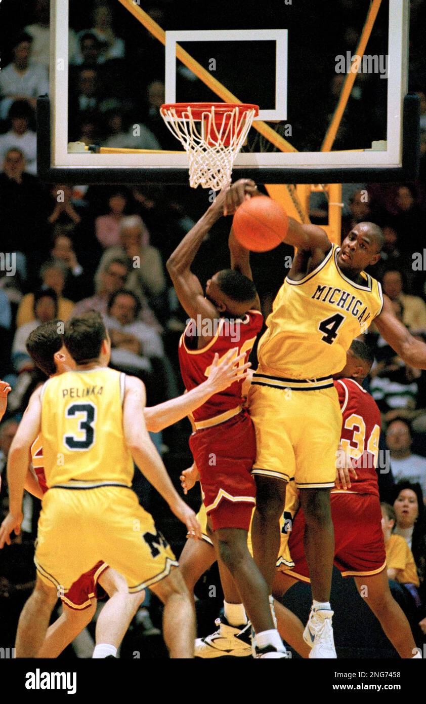 Michigan's Chris Webber (4) blocks a shot by Minnesota's David ...