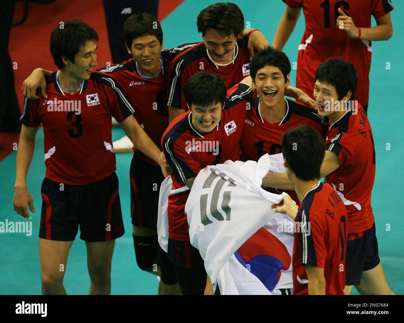 The victorious South Korean team celebrates with the South Korean ...
