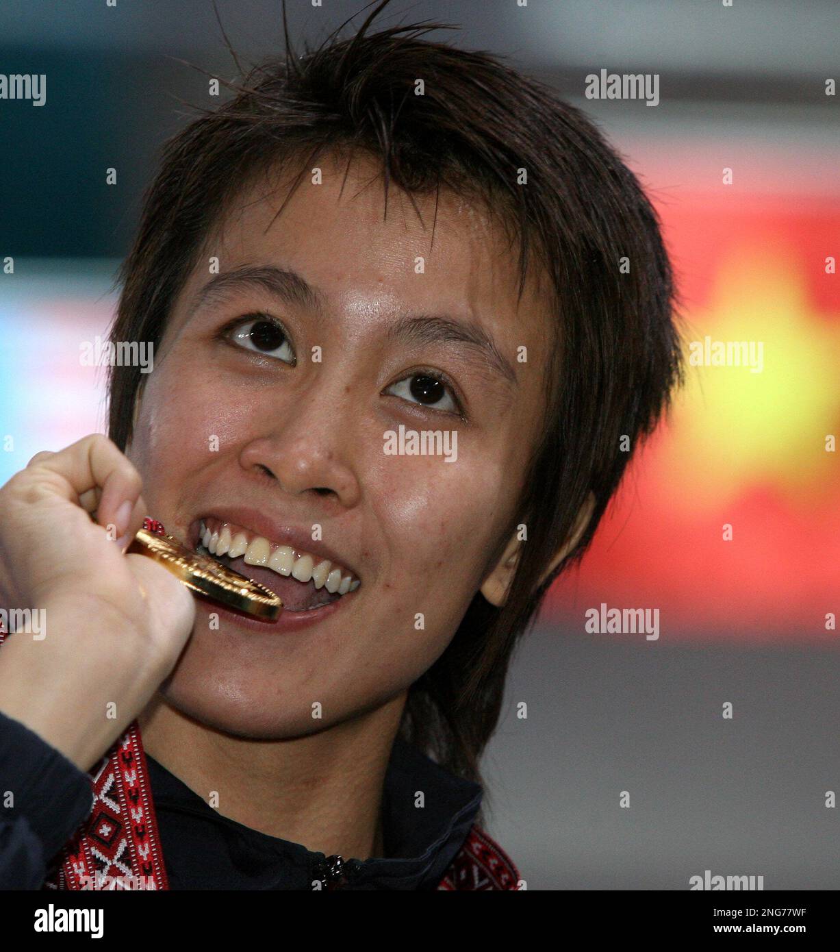 Vietnam's Nguyet Anh Vu Thi bites her gold medal after defeating ...
