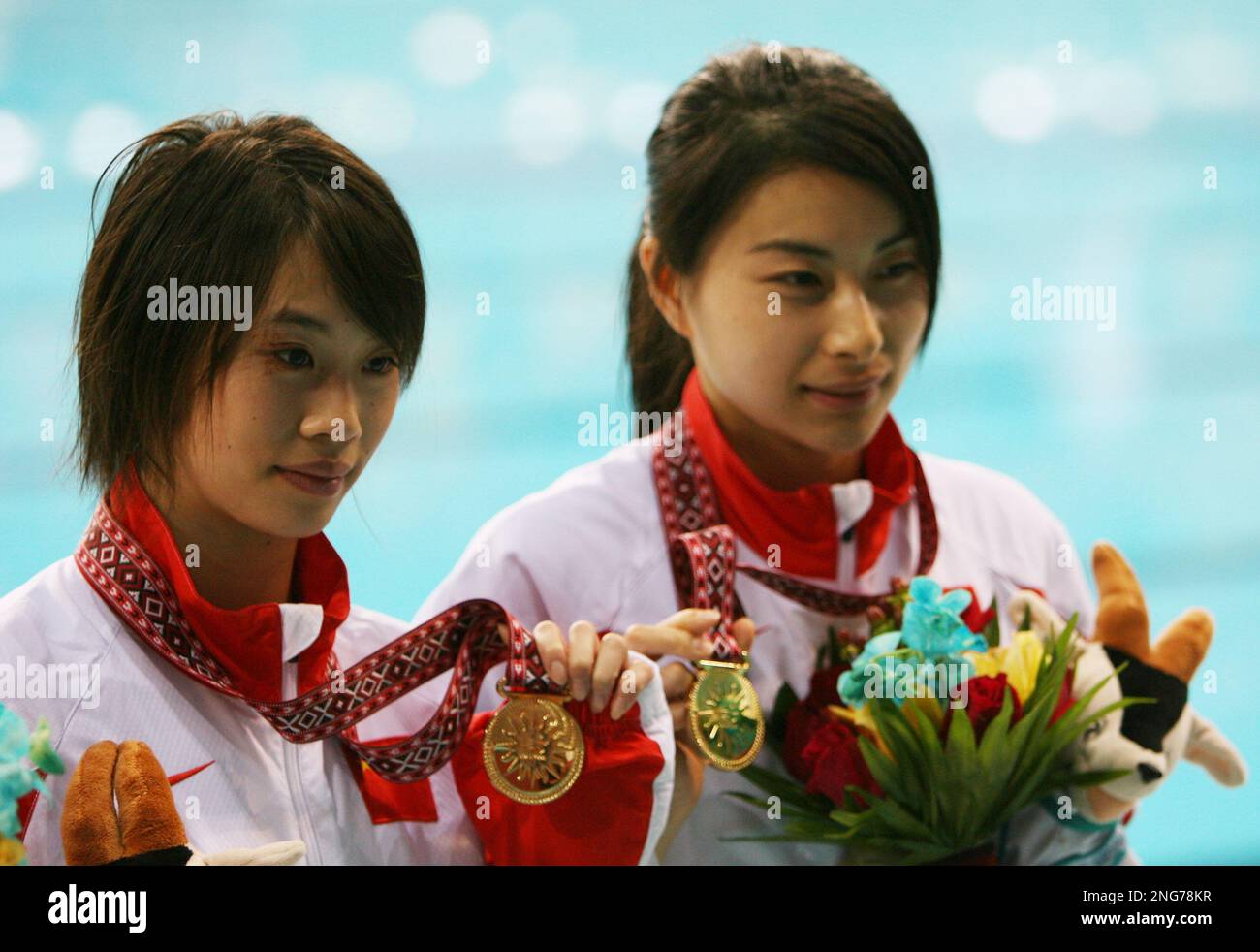 Chinese women divers Guo Jingjing, right, and Li Ting show their gold ...