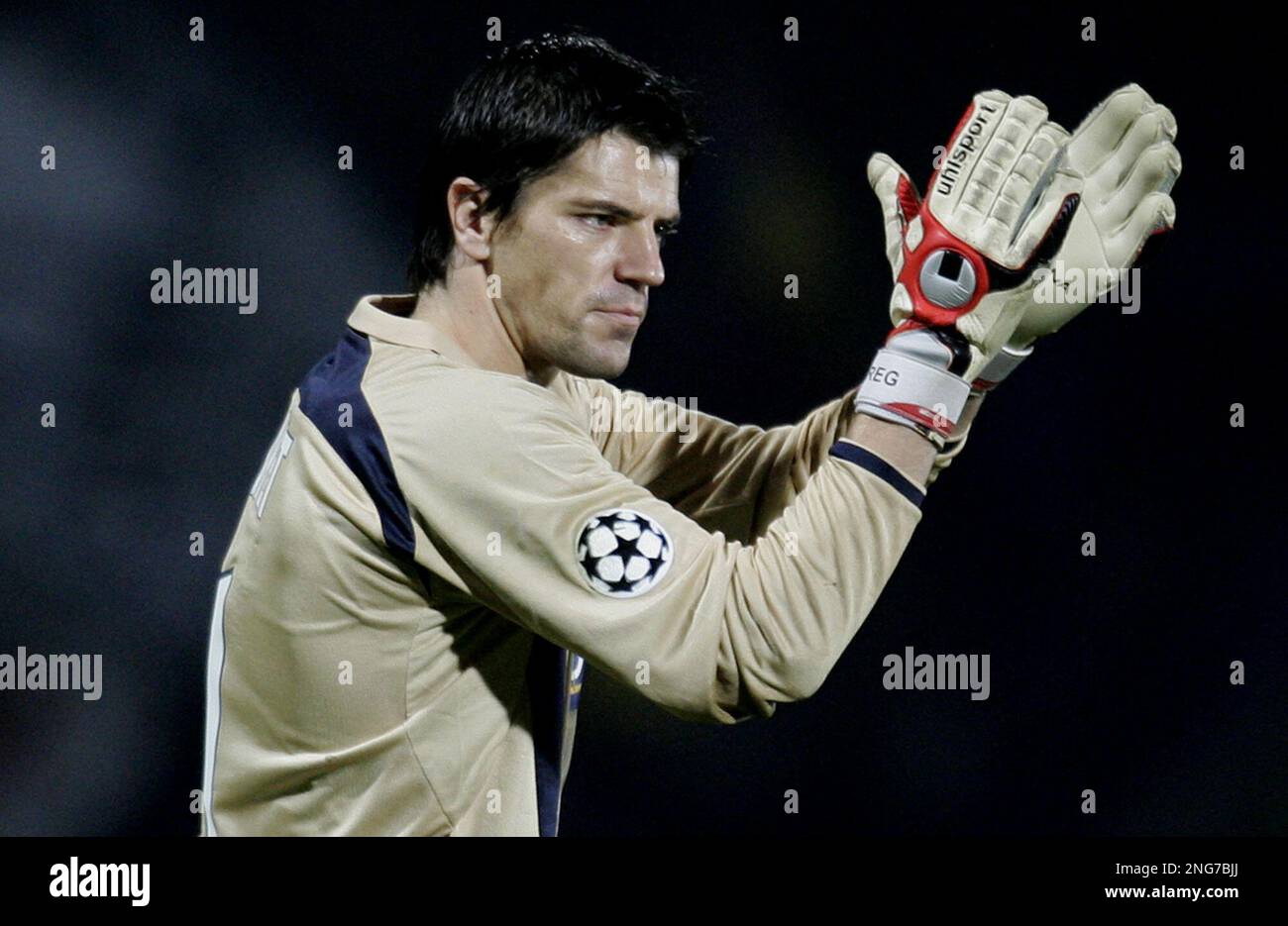 Lyon goalkeeper Gregory Coupet salutes the supporters after the UEFA ...