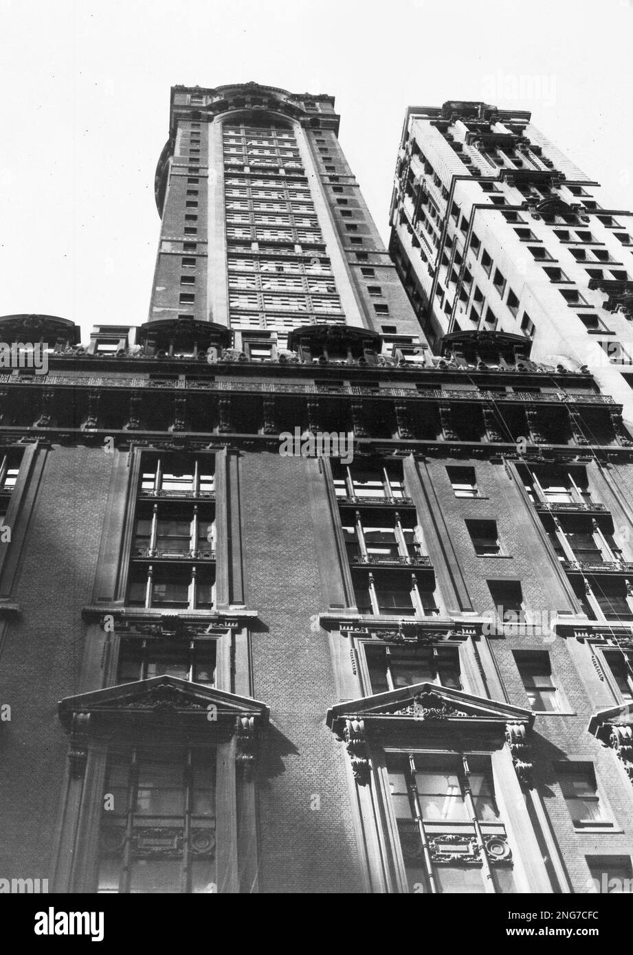 View of the Singer Building, New York, USA, on March 18, 1956. (AP ...