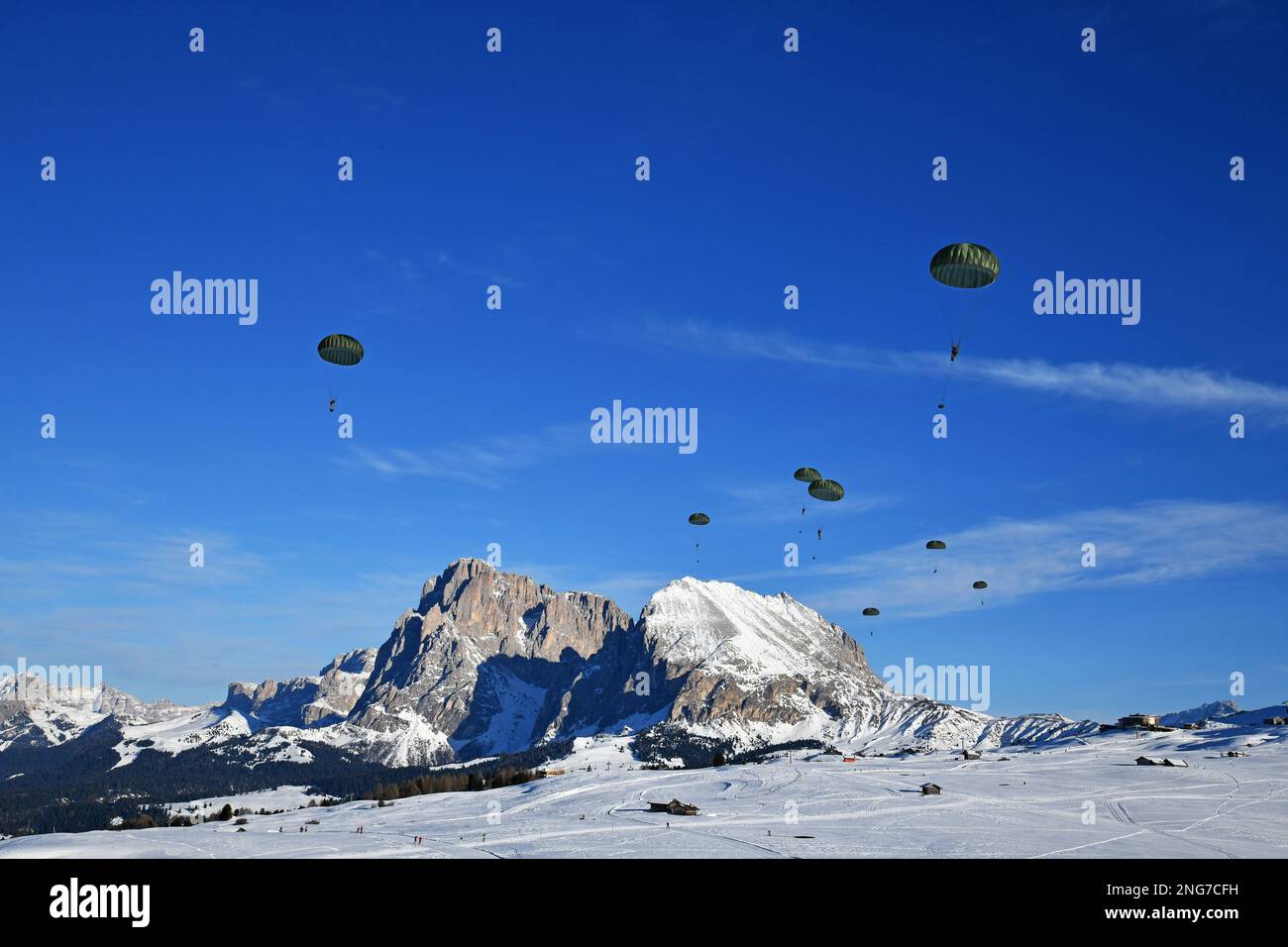Italian Army paratroopers assigned to 4th Alpini Regiment, Folgore ...
