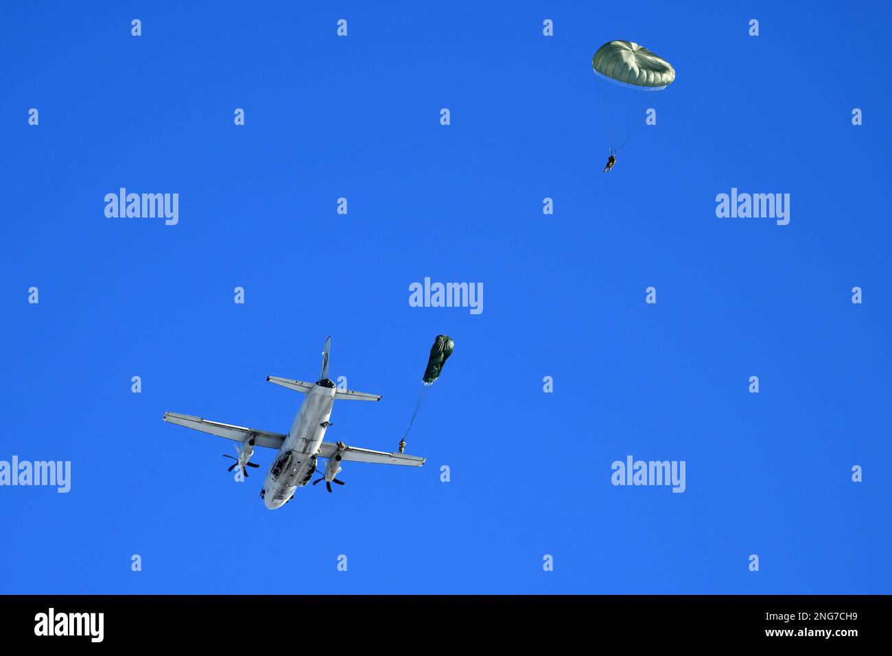 Italian Army paratroopers assigned to 4th Alpini Regiment, Folgore ...