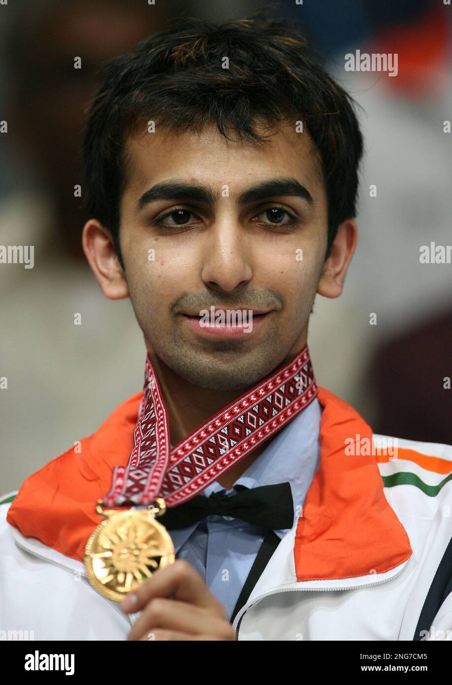 India's Pankaj Advani shows his gold medal for Men's English Billiards ...