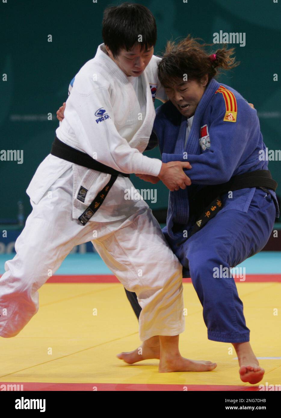 Xu Yuhua of China, in blue, fights against Kong Ja-young of South Korea ...