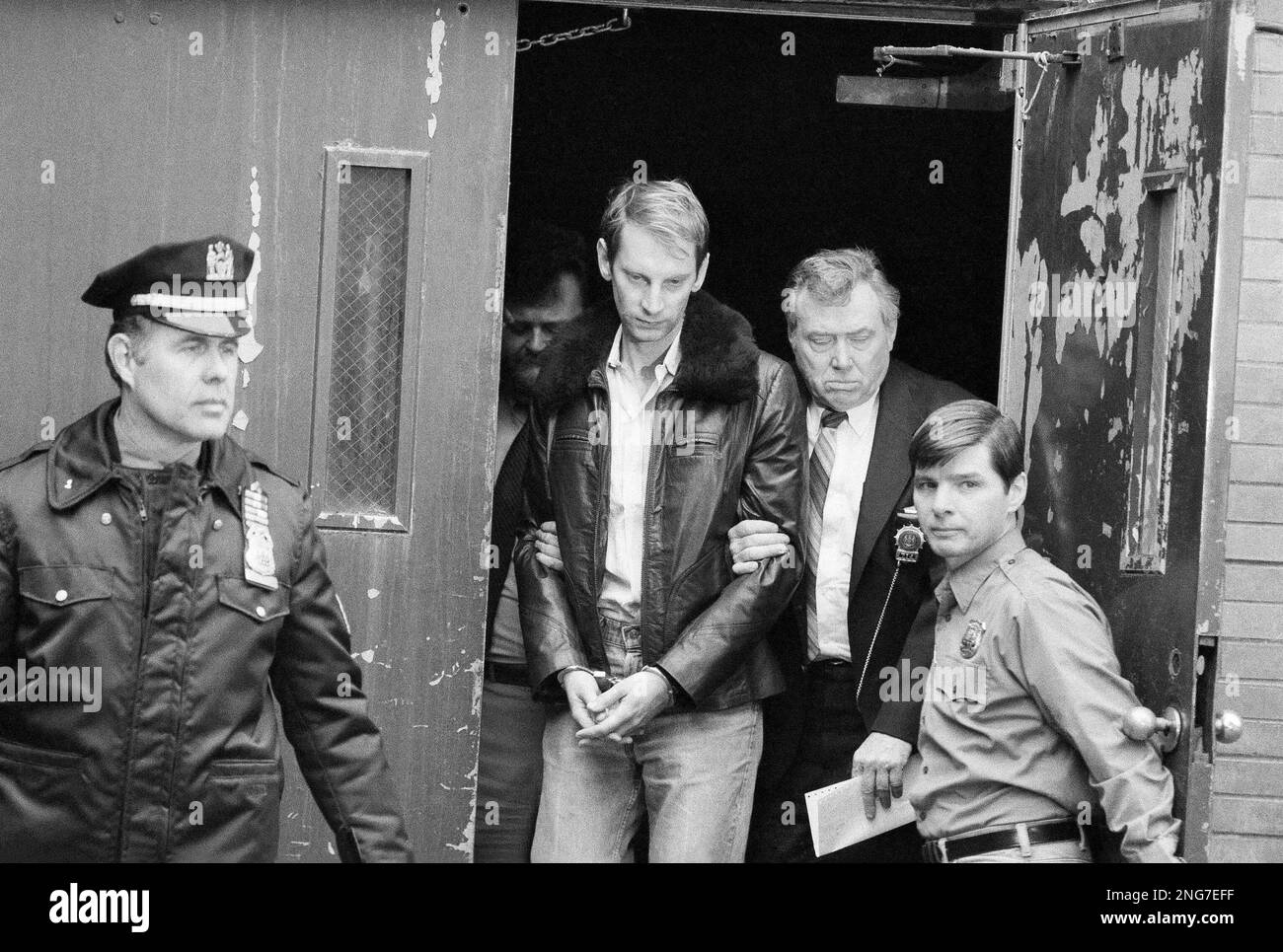 Bernhard Goetz, escorted by detectives, leaves New York Police ...