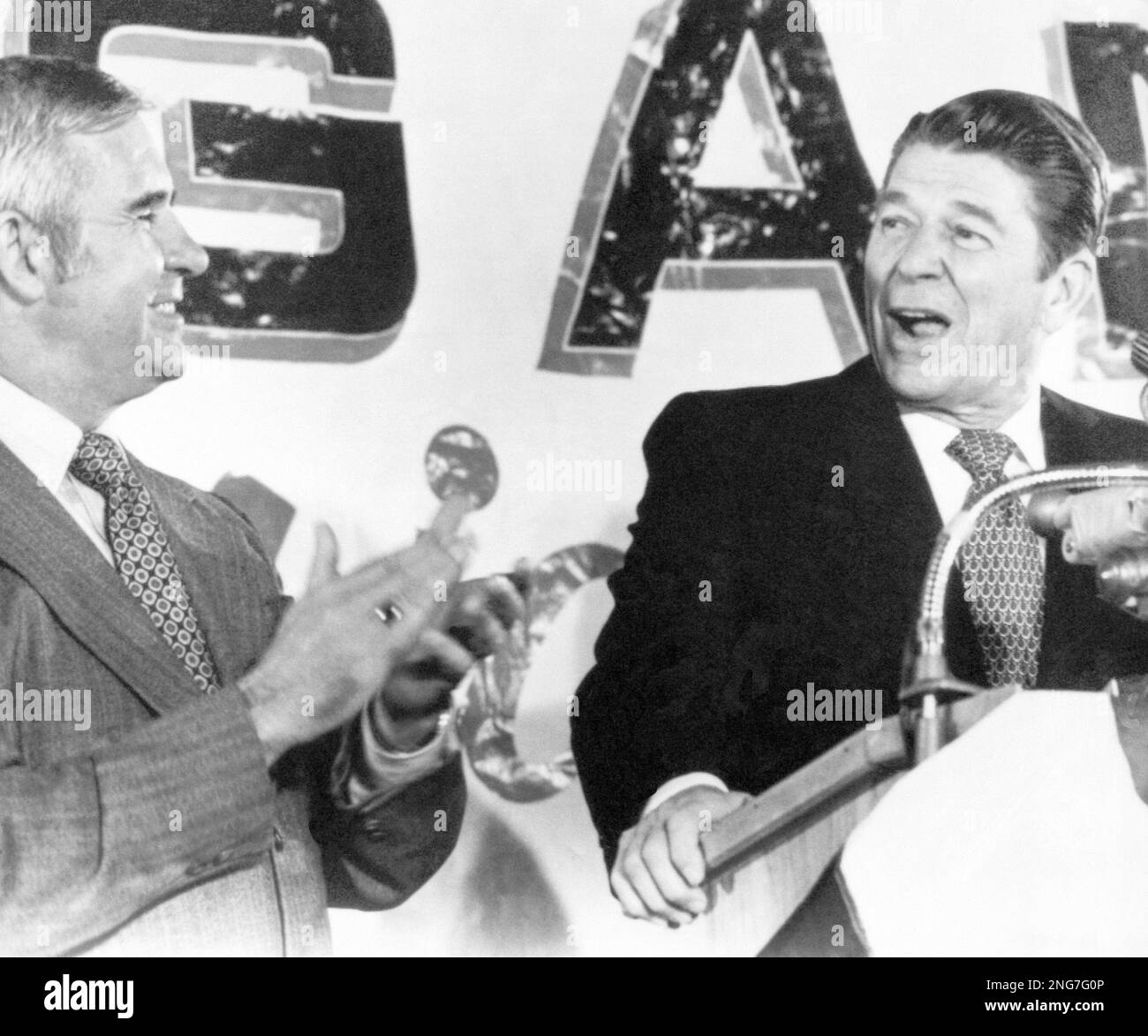 Republican presidential hopeful Ronald Reagan responds to the applause ...