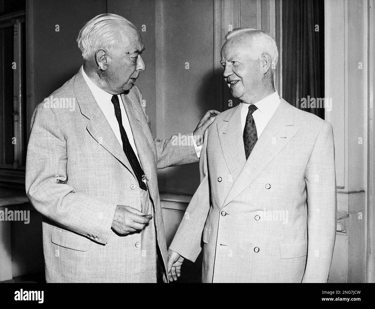 The departing German President Theodor Heuss, left, puts his hand in a ...