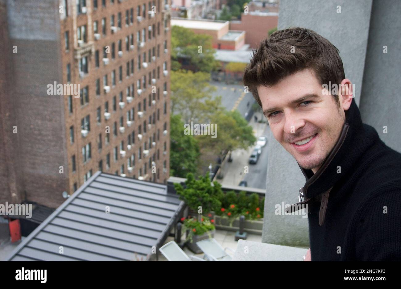 Singer Robin Thicke is photographed in New York, Oct. 7, 2006. (AP ...