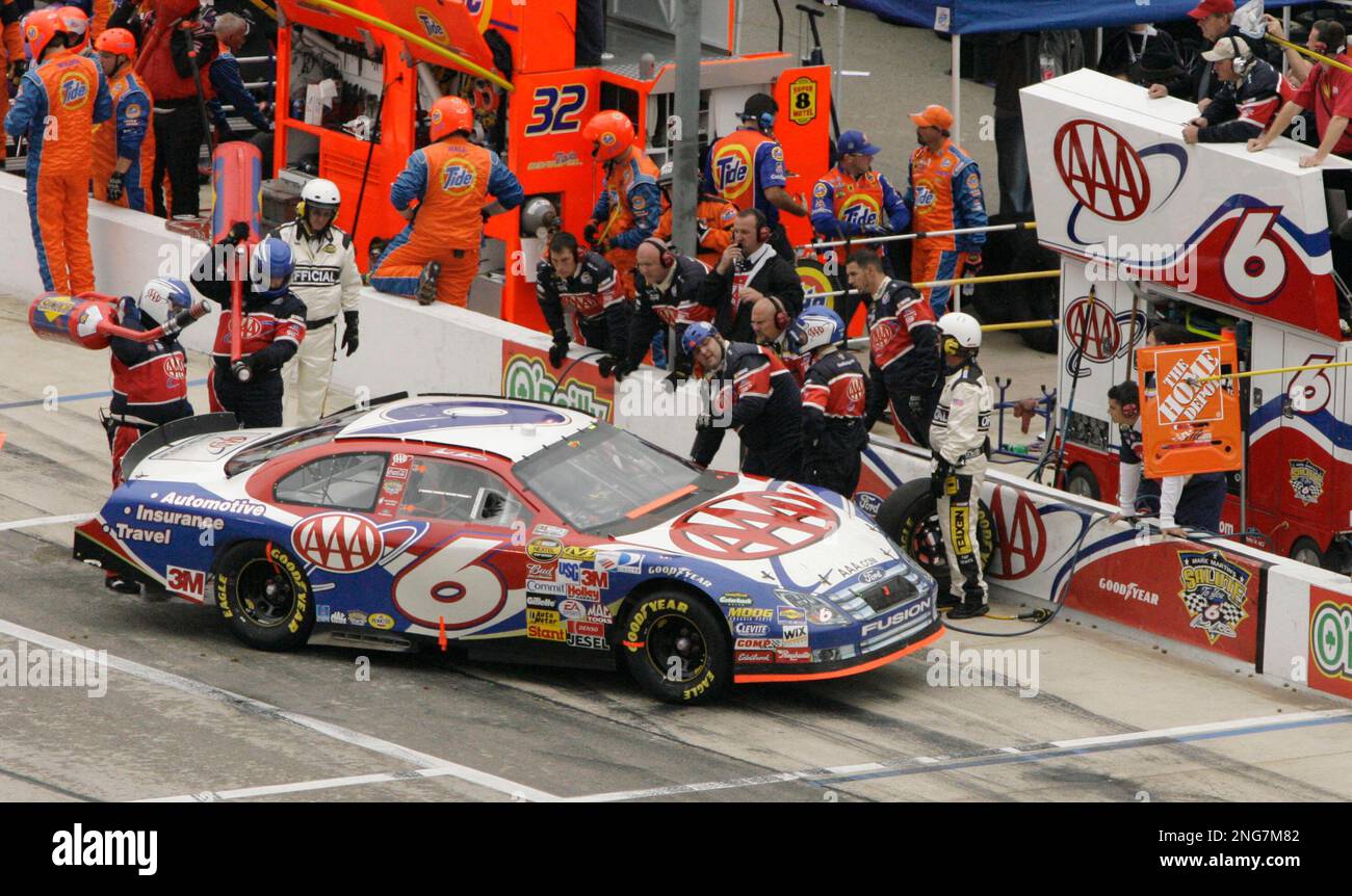 Mark Martin (6) pits during the NASCAR Nextel Cup series Dickies 500 ...