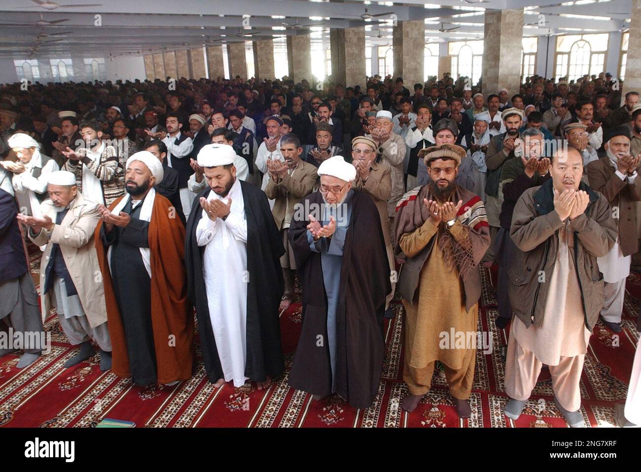 Pakistani Shiite Muslims offer their prayers under the leadership of ...