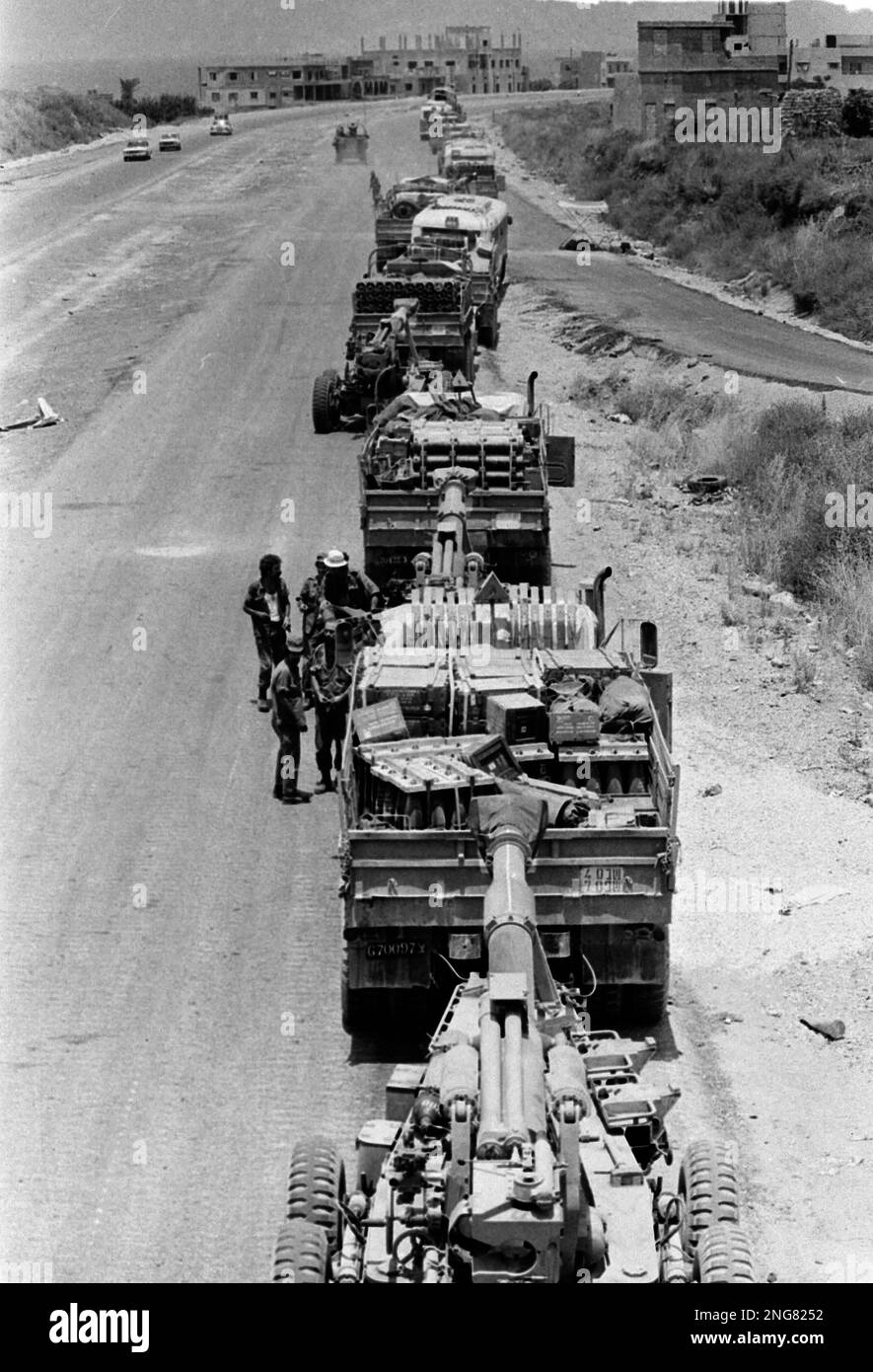 A convoy of Israeli Army vehicles, towing 175-mm artillery pieces ...