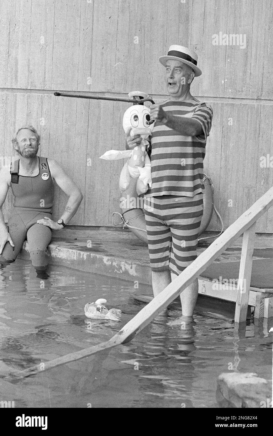 Baltimore Mayor William Donald Schaefer, wearing a straw hat and ...