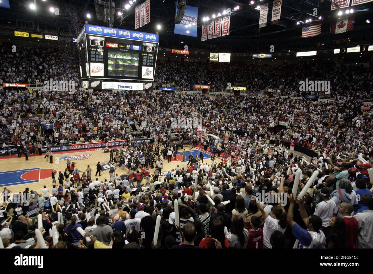 The Detroit Shock crowd the floor after winning their WNBA Championship ...