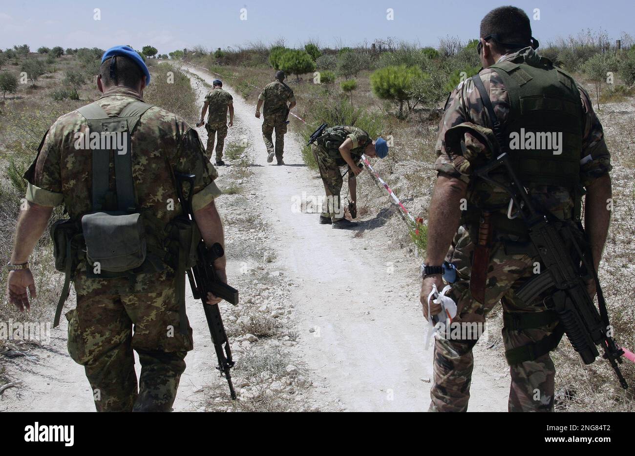 Italian soldiers and engineers of the peacekeeper UNIFIL in southern ...