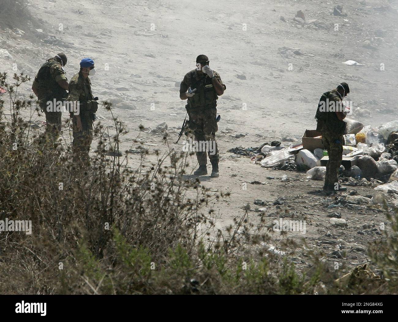 Italian soldiers and engineers of the peacekeeper UNIFIL in southern ...