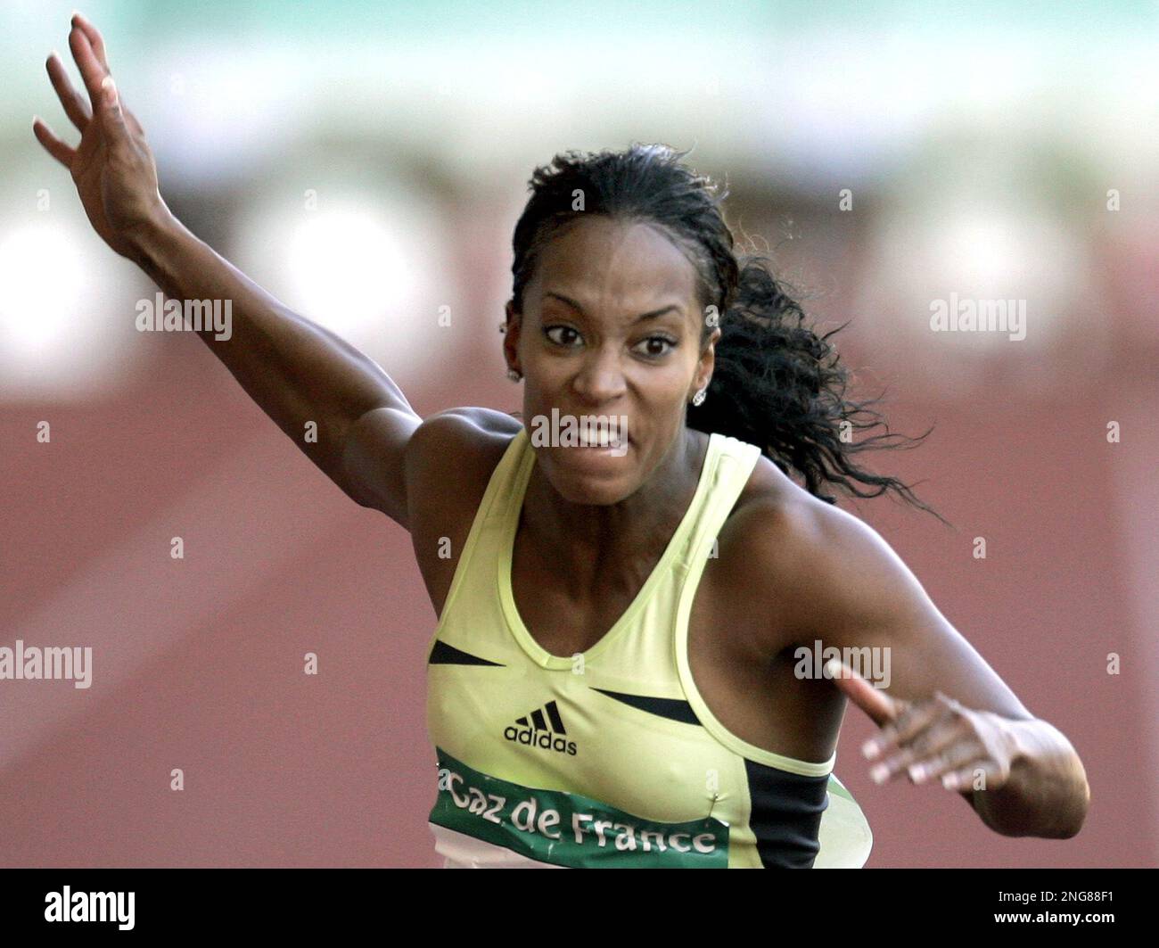Melisa Barber of the United States, crosses the finish line to win the ...